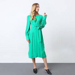 Drapiertes Kleid mit langen &Auml;rmeln und Schnur an der Seite