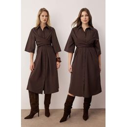 Braunes, einfarbiges, mittellanges, l&auml;ssiges Hemdkleid f&uuml;r Damen