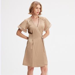 Minimalistisches Wickelkleid