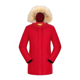 Subprime-Parka f&uuml;r Frauen. Der Parka besteht aus hochwertigem Polyester und hat ein warmes Innenfutter. Er ist ideal f&uuml;r die kalten Wintermonate. Der Pelzkragen besteht aus Kunstpelz und ist abnehmbar. Die Jacke hat einen Rei&szlig;verschluss von oben nach unten, einfach, wenn Sie auf Ihrem Fahrrad, Moped oder Roller sitzen m&uuml;ssen.