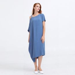 Minimalistisches, asymmetrisches, schulterfreies, lockeres Kleid