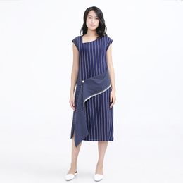 Asymmetrisches Midikleid mit Trapezstreifen