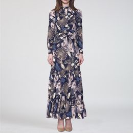 Langes Kleid im Boh&egrave;me-Stil mit R&uuml;schen und Federn bedruckt