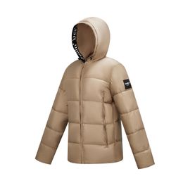 Herren Wintermantel von der Marke Ballin Est. 2013. Die Jacke ist aus hochwertigem Polyester gefertigt und hat eine normale Passform. Die Jacke verf&uuml;gt &uuml;ber einen Auf- und Abw&auml;rts-Rei&szlig;verschluss, einfach f&uuml;r Fahrrad, Moped oder Roller. Marke: Ballin Est. 2013Modellname: Jacke CalvinKategorie: HerrenjackeMaterialien: PolyesterFarbe: taupe beige