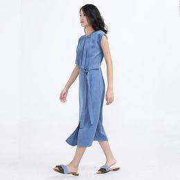 Minimalistisches Midikleid mit seitlicher Krawatte