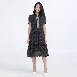 Gepunktetes Chiffon-Kleid mit Schlagseite