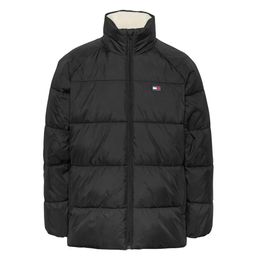 Herrenjacke der Marke Tommy Jeans in der Farbe schwarz. Die Jacke ist aus recyceltem Polyester hergestellt und hat eine normale Passform. Auf der Brust befindet sich das kultige Tommy-Logo. Marke: Tommy JeansModellname: Vail Puffer JacketKategorie: HerrenjackeMaterialien: recyceltes PolyesterFarbe: schwarz