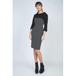Tailliertes Winterkleid aus gestreiftem Rippenstrick