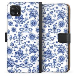 DeinDesign Galaxy A22 5G Handy Klapph&uuml;lle Handyh&uuml;lle aus Kunst Leder schwarz Flip Case Flowers Delfts Blauw Muster Sideflip mit langer Lasche