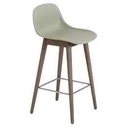 muuto Fiber Barhocker mit R&uuml;ckenlehne, wood base, h&ouml;he 65 cm, dusty green / dunkelbraun gebeizt