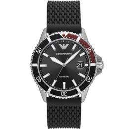 Die Emporio Armani Herrenuhr ist das perfekte Geschenk, um sich selbst oder einen geliebten Menschen zu verw&ouml;hnen. Das runde Geh&auml;use aus Edelstahl wird von einem hochwertigen Quarzwerk mit analogem Stil angetrieben. Diese Taucheruhr hat einen Durchmesser von 42 mm. Das schwarze Silikonarmband mit Dornschlie&szlig;e macht sie zu einer angenehm zu tragenden Uhr. Bei 10 bar ist diese Uhr nicht nur modisch,