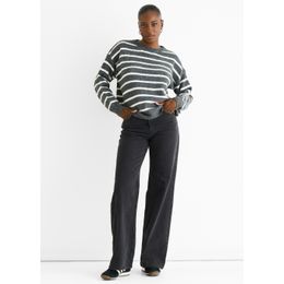 Grau gestreifter, grob gestrickter Oversize-Pullover