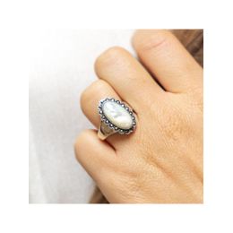ZEEme Gemstones Ring Silber 925 oxydiert mit wei&szlig;em Perlmutt und 18 Markasit-Steinen