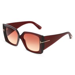 Tom Ford FT0921 | Unisex-Sonnenbrille | Fassung: Vollrand, Butterfly, Kunststoff, Bordeaux Transparent | Glasfarbe: Rose