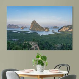 Akustikbild Thailand Felseninsel im Meer bei Sonnenuntergang