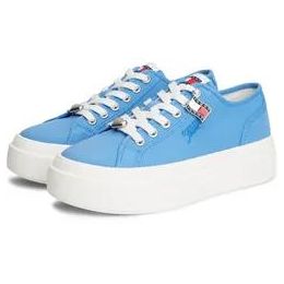 Tommy Hilfiger Plateausneaker TOMMY JEANS "TJW FLATFORM SNEAKER CHARMS", Damen, Gr. 36, blau, Baumwolle, unifarben, Schuhe Plateausneaker, Halbschuh, Schn&uuml;rer, Freizeischuh mit kleiner TJ-Flagge als Anh&auml;nger