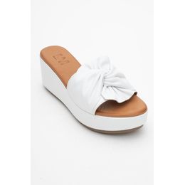 Syndra Bow Keilabsatz Leder Sandale