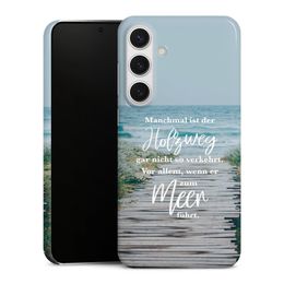 DeinDesign Galaxy S24+ Handy Premium Case Smartphone Handyh&uuml;lle Schutzh&uuml;lle gl&auml;nzend Spruch Beach Statement Premium Case