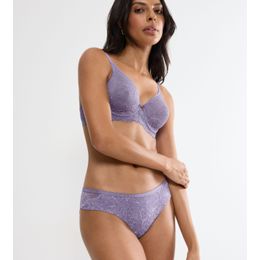 Slip Triumph "Amourette Charm T Brazilian01", Damen, Gr. 42, lila, Microtouch, Obermaterial: 67% Polyamid, 28% Elasthan, 5% Modal, k&ouml;rpernah, Unterhosen Slip, mit florale Stretch-Spitze, h&uuml;ftig geschnitten, feminin