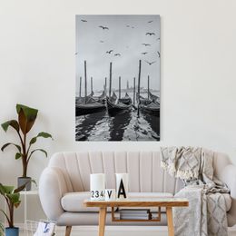 Bilderwelten Akustikbild | Wandbild schallabsorbierend - Venedig Gondeln am Ufer in Schwarz Wei&szlig;