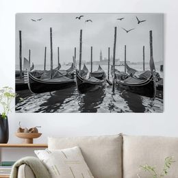 Bilderwelten Akustikbild Venedig Gondeln am Ufer in Schwarz Wei&szlig;