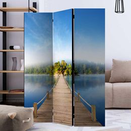 Pharao24.de Moderner Raumteiler aus Leinwand und Massivholz Br&uuml;cke im See Print