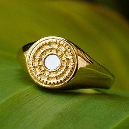 Holzkern Pixa Ring Wei&szlig;es Perlmutt und Gold