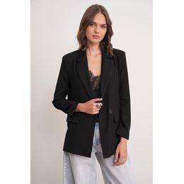 Lang&auml;rmliger gekn&ouml;pfter Blazer