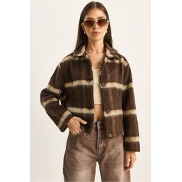 Gestreifte strukturierte Jacke mit Kn&ouml;pfen und cropped Schnitt