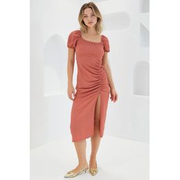Strukturiertes Midi-Strickkleid mit quadratischem Kragen