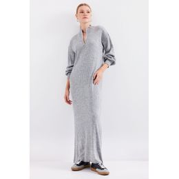Texturiertes Strickkleid mit halbem Rollkragen und Rei&szlig;verschluss