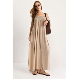 Besticktes Maxikleid mit quadratischem Kragen