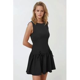 Tailliertes Mini-Kleid mit Schleifendetails