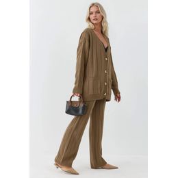 Texturierte Strick-Coordination mit V-Ausschnitt-Cardigan und weitem Hosen.