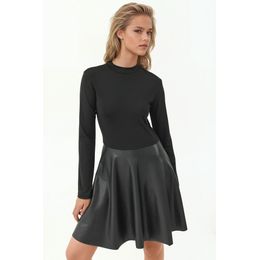 Kontrastkleid mit Rundhalsausschnitt