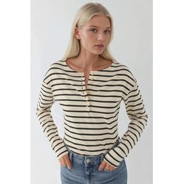 Gestreiftes T-Shirt mit Knopfkraagen