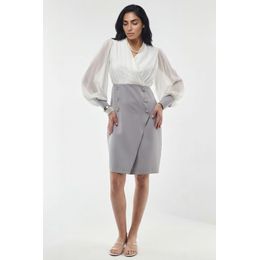 V-Ausschnitt Midi-Kleid mit Knopfdetails