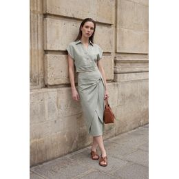 Leinenmix-Crop-Bluse mit Midi-Rock im Zwei-Teile-Set mit Accessoire-Details