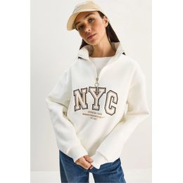 &Uuml;bergro&szlig;er Strickpullover mit Rei&szlig;verschlusskragen und Stickerei