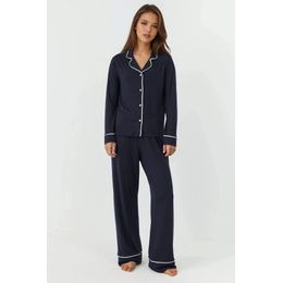 L&auml;ssig geschnittenes Langarm-Pyjama-Set mit extra weichem Griff und Hemdkragen