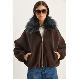 &Uuml;berdimensionale Rei&szlig;verschlussjacke mit Fellkragen