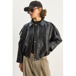 &Uuml;bergro&szlig;e Kunstleder-Crop-Jacke mit Rei&szlig;verschluss