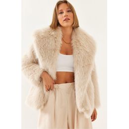 Oversized-Fauxfur-Mantel