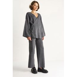 Doppelt ge&ouml;ffnete Krawattenbluse und weit geschnittene Hose Set