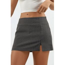 Gestreifte Mini-Skorts mit Schlitzdetail