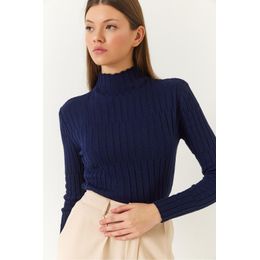 Taillierter gerippter Rollkragenpullover