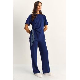 T-Shirt und Hose Zwei-Teiler mit Zubeh&ouml;rdetails