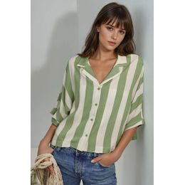 Entspannt geschnittenes gestreiftes Button-Up-Shirt