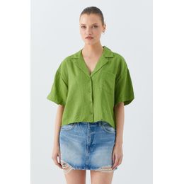 L&auml;ssiges Crop-Shirt mit Knopfleiste und Tasche