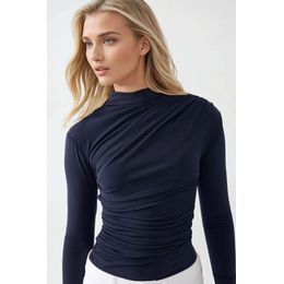 Bluse mit hohem Kragen und Drapierungsdetails